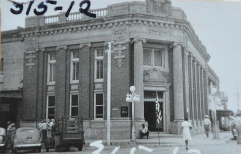 How a little rumor shared over tea led to a run on Denton's banks ...