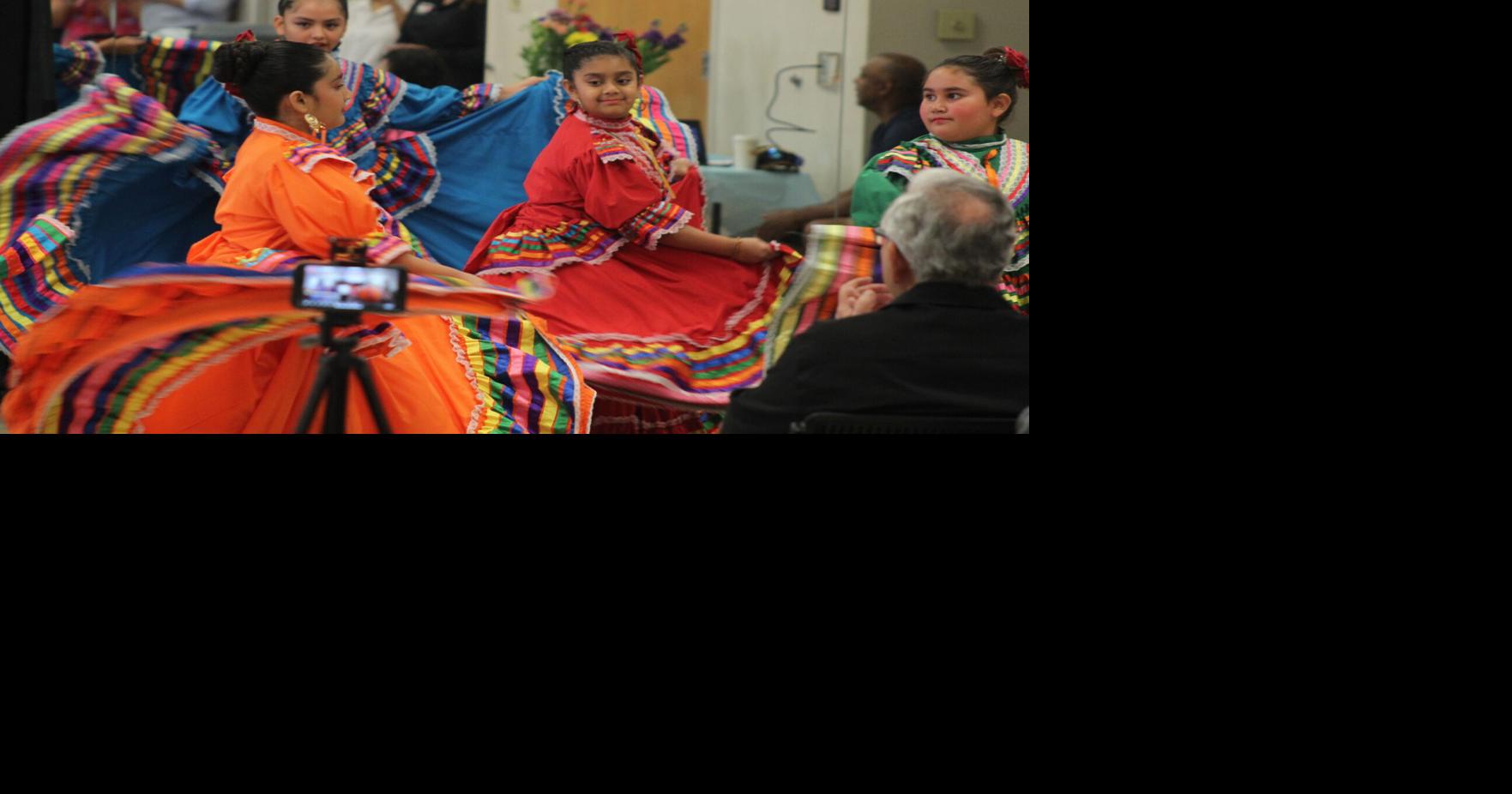 "Itu cinta": Balet folklorico membawa budaya, sejarah, dan kepercayaan ...