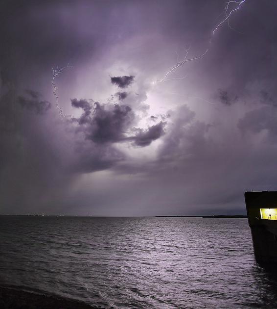 Lakeside lightning storm | Images | dentonrc.com