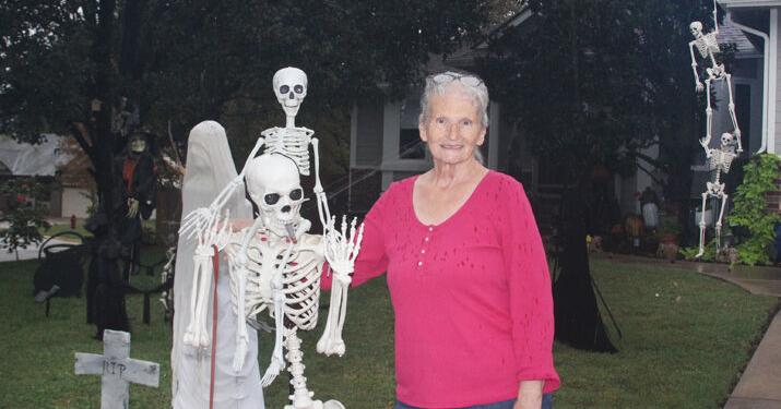Local mother, daughter foster Halloween spirit | Derby News ...