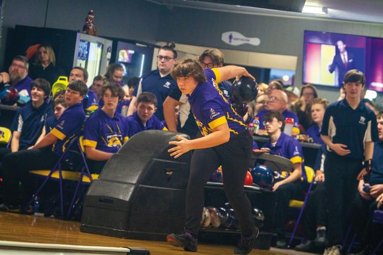 Sabers girls roll again, boys improve scores | Sports | dewittobserver.com