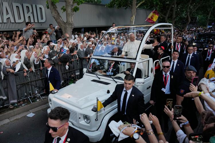 1 million people flood Madrid streets to see the pope's flower-carpeted ...
