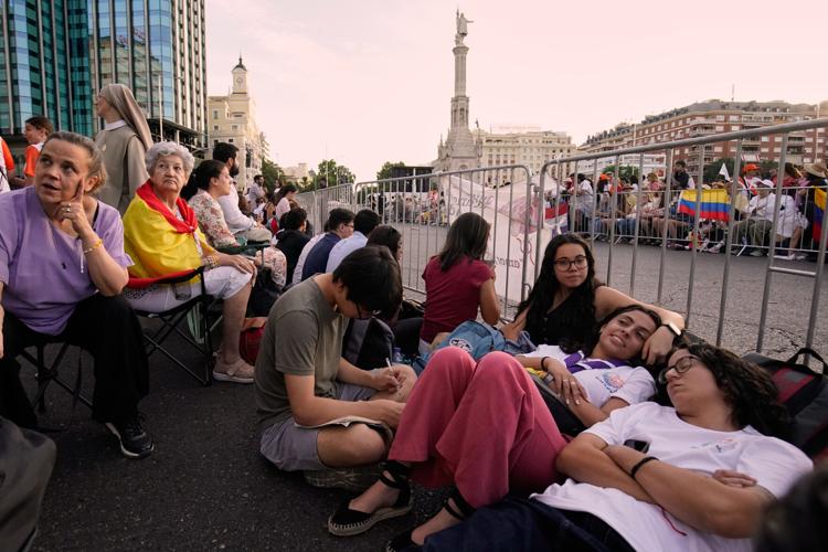 1 million people flood Madrid streets to see the pope's flower-carpeted ...