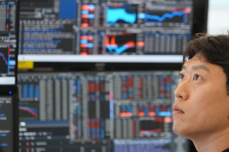 Oil prices fall below $80 per barrel, while US stocks drift in mixed ...