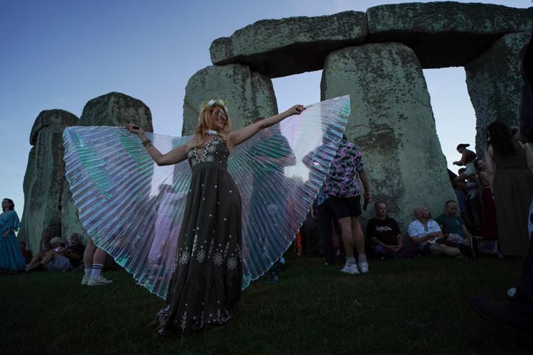 Welcoming the longest day at Stonehenge, in photos | Nation & World ...