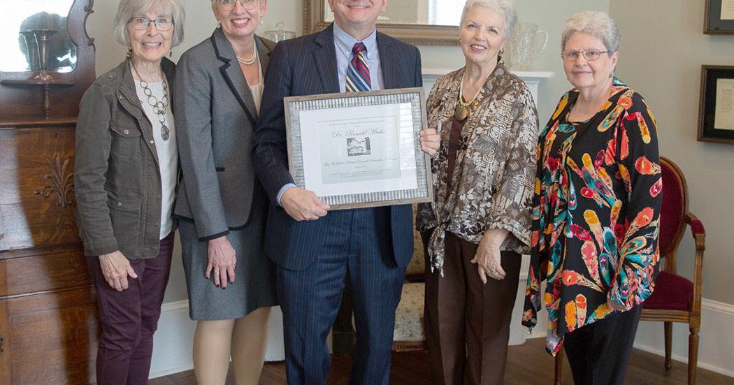 Dr. Meeks receives the first Lon and Lottie Palmer Donnell Servanthood ...