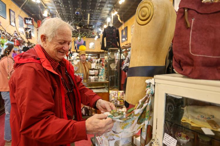 Downtown retailers expect late Christmas shopping surge | Business ...