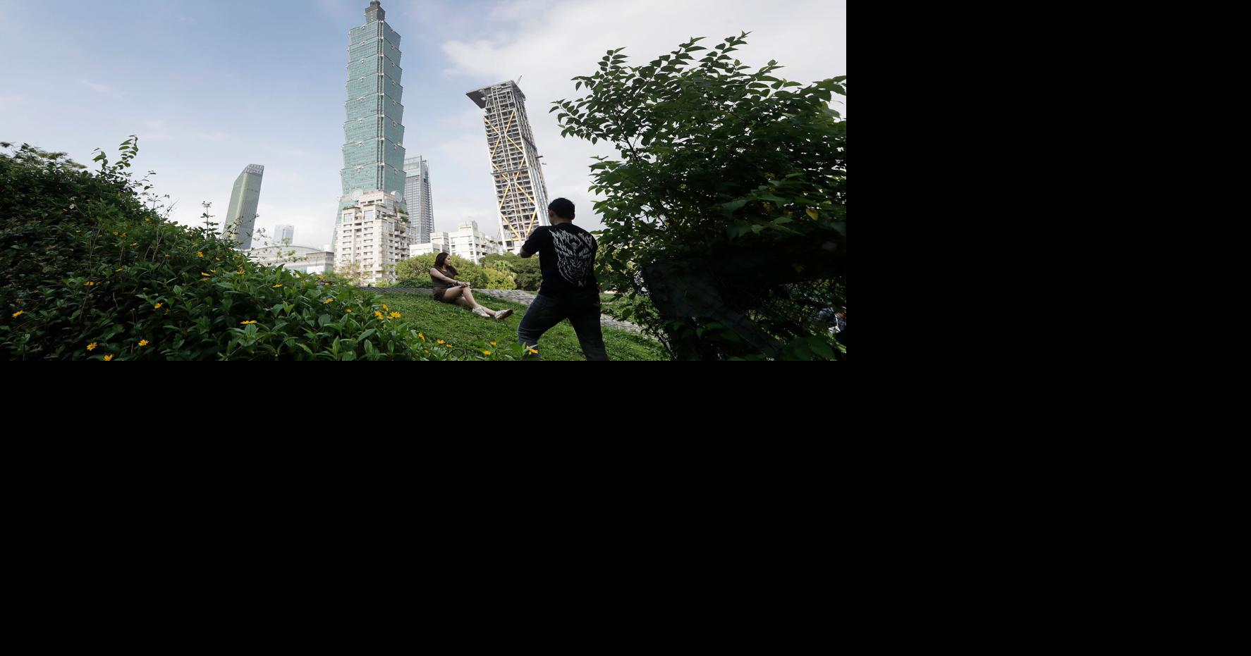 American rock climber Alex Honnold begins his ascent of the Taipei 101 ...