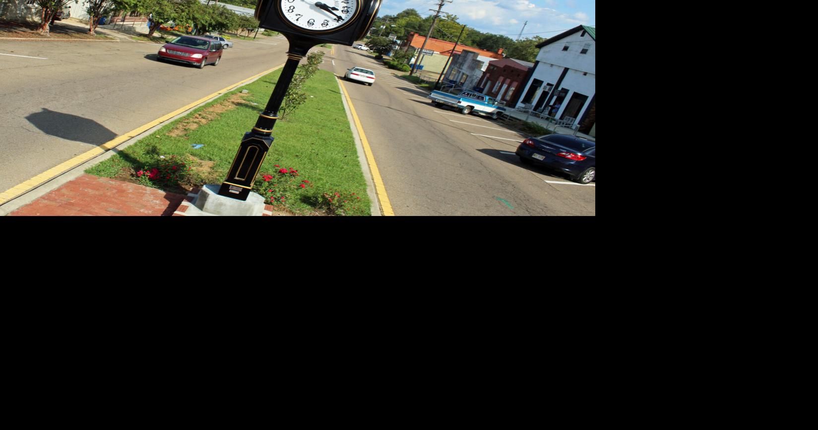 New Main Street clock installed in Aberdeen | News | djournal.com