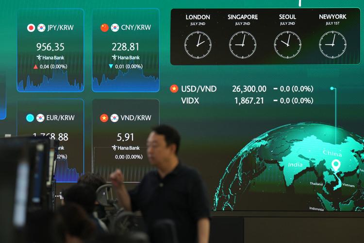 Asian stocks mostly decline on a sell-off of chip shares, with Kospi ...