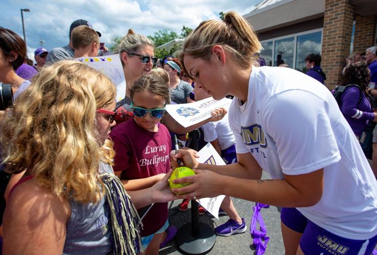 Dukes Receive Hero's Welcome Upon Return To Campus | Sports | dnronline.com