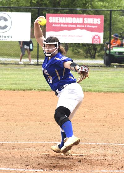 Mantz, Hockman Lead Central Past Clarke | Sports | dnronline.com