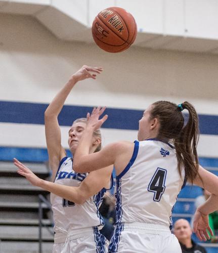 Basketball: Fort Defiance vs. Broadway | Photo | dnronline.com
