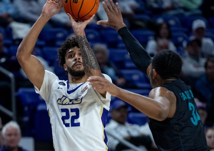 Basketball: JMU vs. Coastal Carolina | Photo | dnronline.com