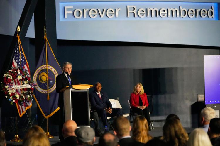 NASA and families of fallen astronauts mark 40th anniversary of space ...