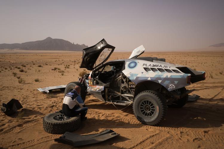 Dakar Rally moves through sweeping desert landscapes, in photos ...