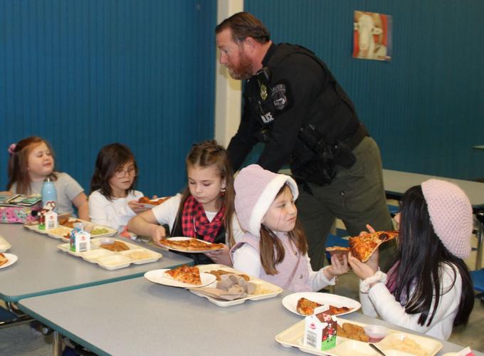 Timberville police serve students pizza | News | dnronline.com