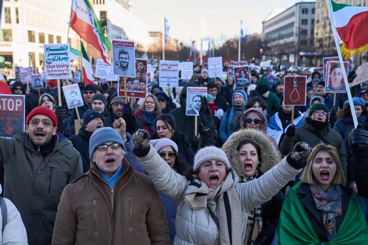 People rally around the world in support of protests in Iran, in photos ...