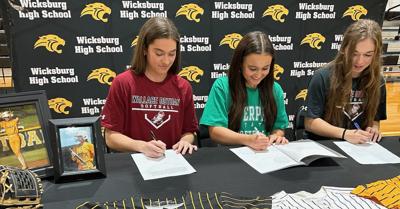 Wicksburg softball trio sign with junior college teams