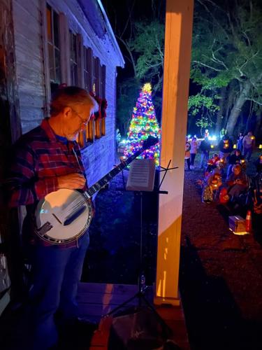 Historic Dupree School holds large candlelight Christmas gathering