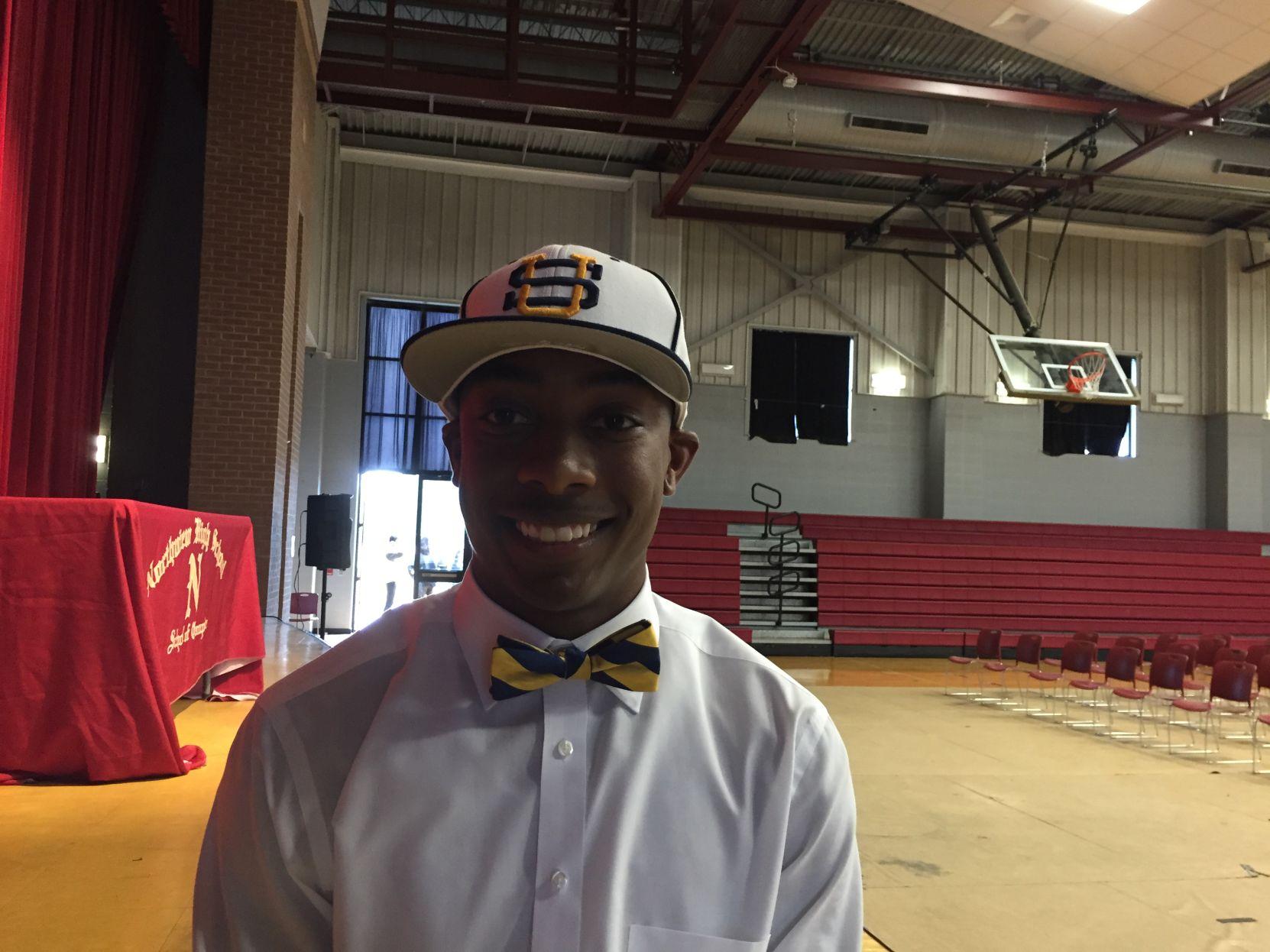 Northview's Terrell Harris signs on the dotted line ...