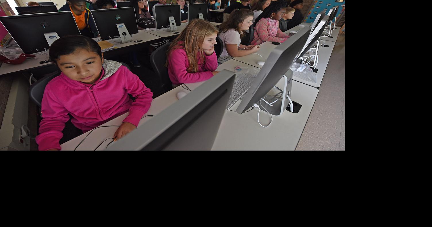 Heard Magnet students learning building blocks of computer coding