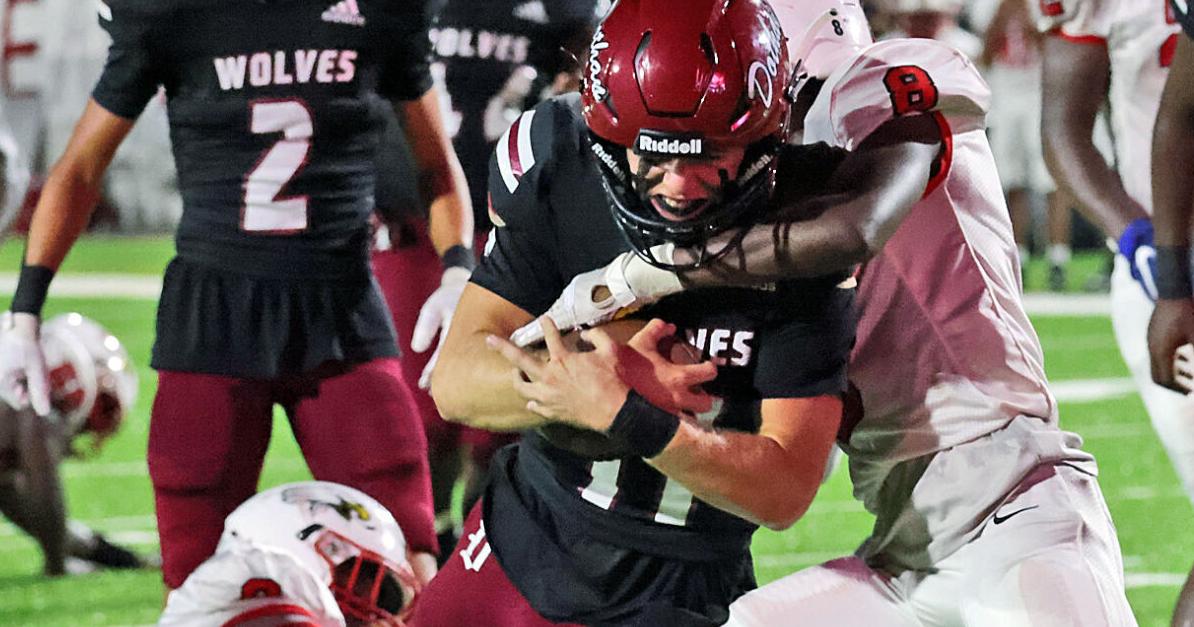 Dothan Wolves roll to record-breaking win in season opener