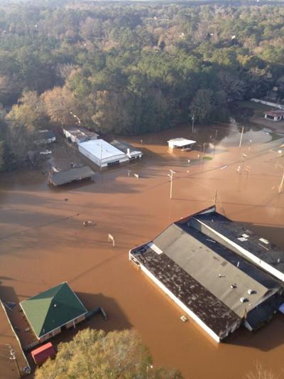 Pea River peak drops slightly, still above flooding level