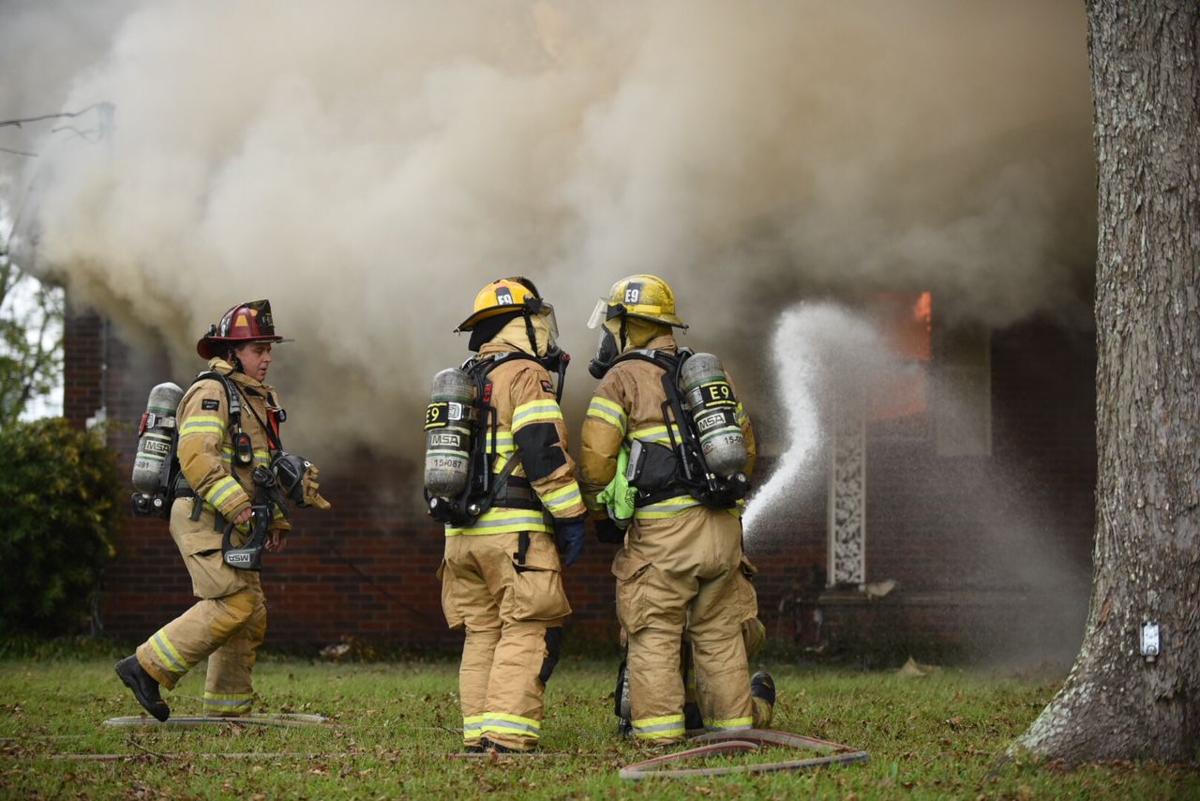Dothan firefighters battle blaze on Headland Avenue