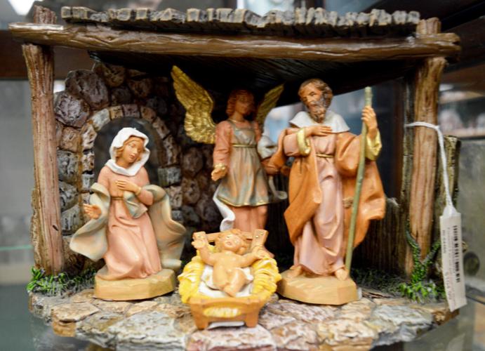 Santa Claus visited by Fontanini nativity designer | News ...