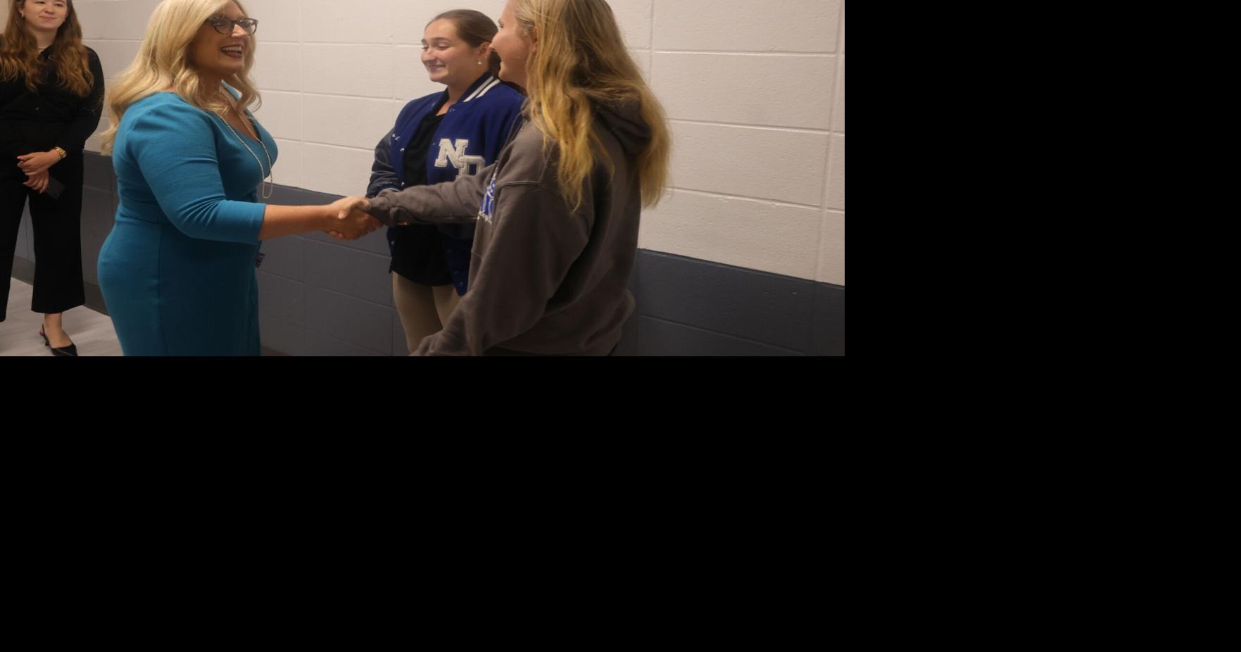 Dr. Jenner meeting students | Local News | duboiscountyherald.com