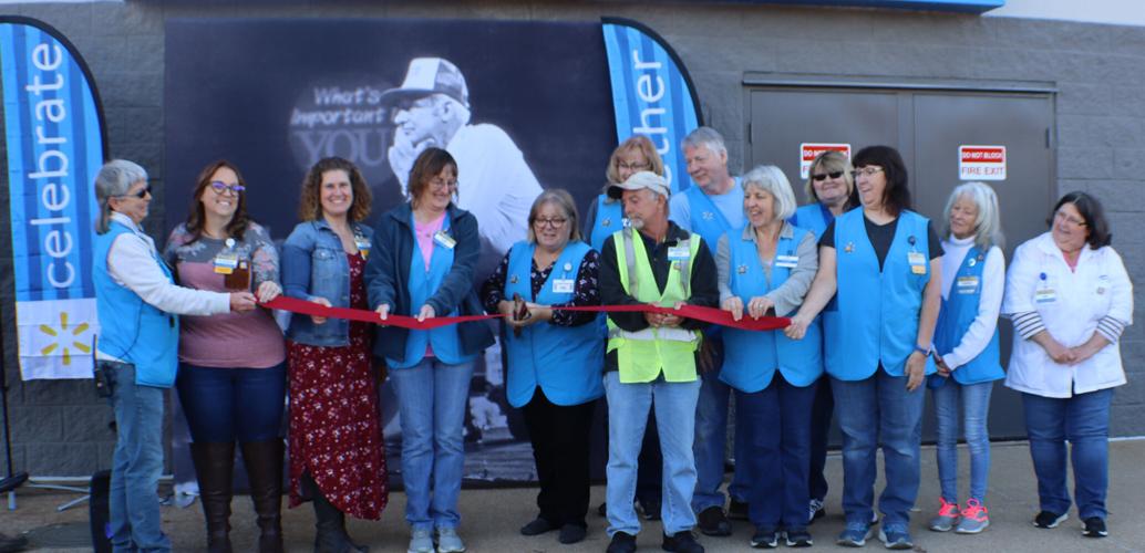 Walmart hosts grand reopening | News | duboiscountyherald.com
