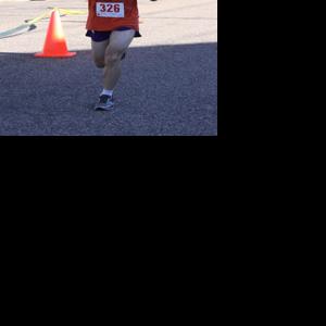Runners compete in Holy Cross | Multimedia | dyersvillecommercial.com