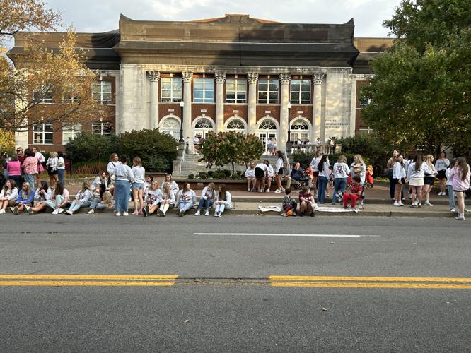 Homecoming parade builds excitement for Eastern Kentucky University's homecoming game | Features ...
