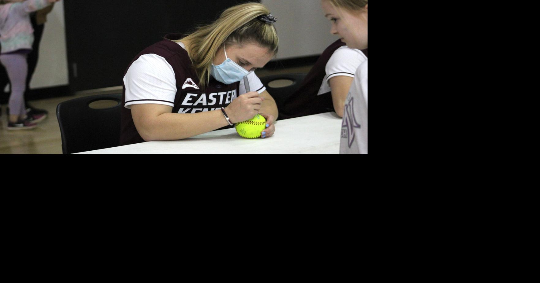 PHOTOS: EKU softball hosts fan day | PHOTOS | easternprogress.com
