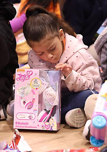 Photos: Pop star Khalid brings Christmas cheer to Hueco Elementary ...