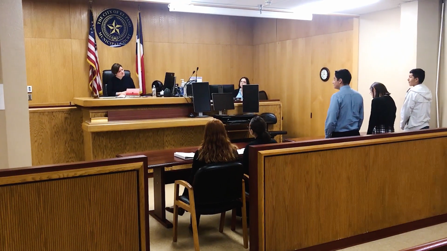 El Paso teenagers run real-life legal proceedings in Teen Court program ...