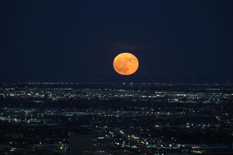Photos: Super Blue Moon in full view in El Paso | Gallery | elpasoinc.com
