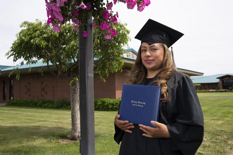 Angélica Garcés obtiene su GED en la Universidad Heritage | El Sol ...