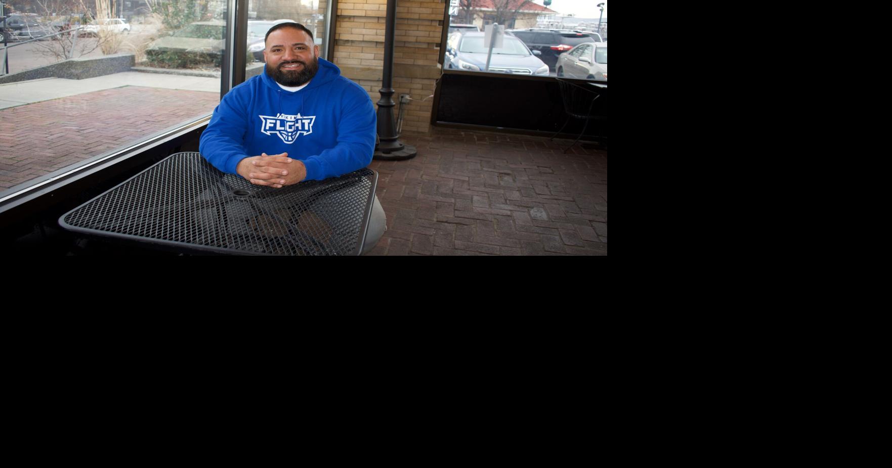 Joshua González es fundador, entrendor del programa de baloncesto ...