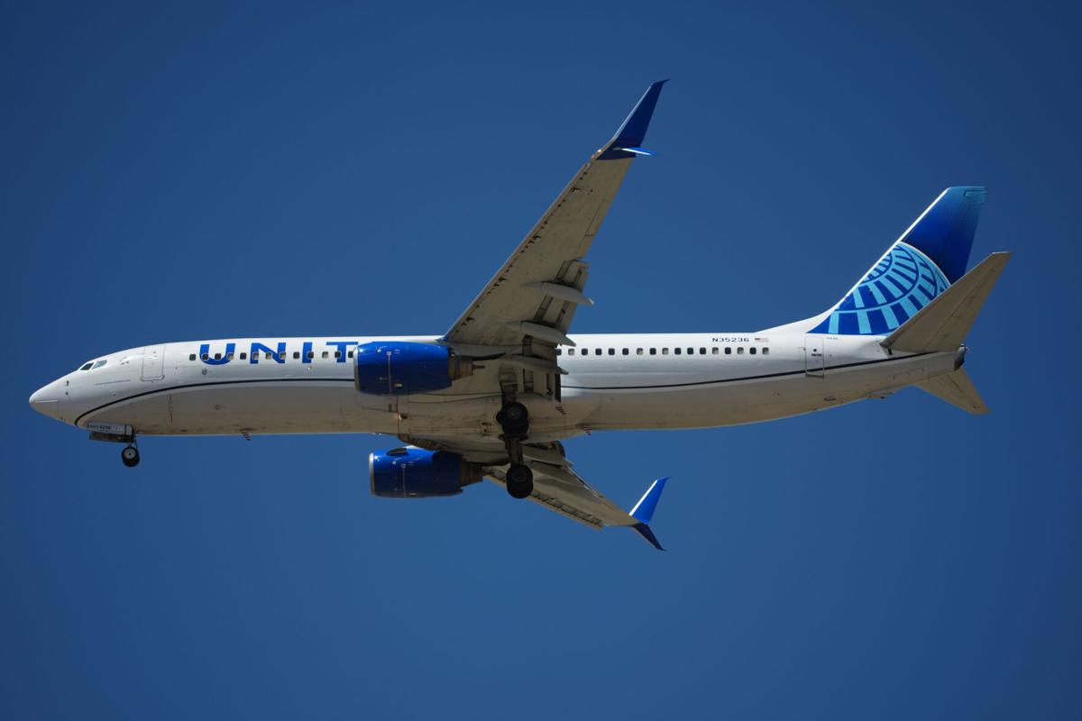 Asistentes de vuelo de United Airlines aprueban contrato con alza ...