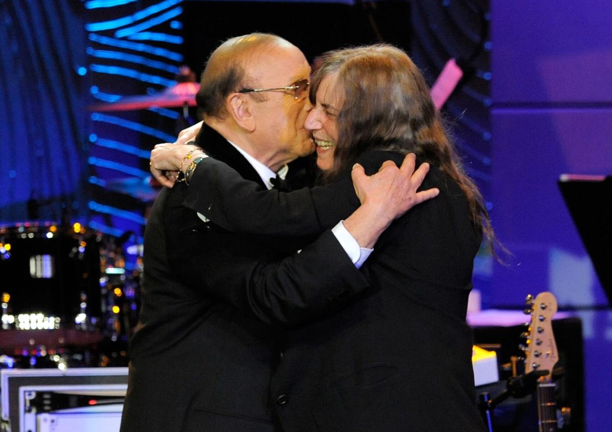 Barry Manilow, Patti Smith, Carlos Santana y más lamentan la muerte de ...