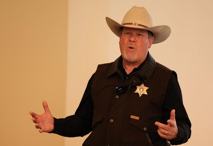 Alguacil Bob Udell anuncia su jubilación, respalda al teniente Jake ...