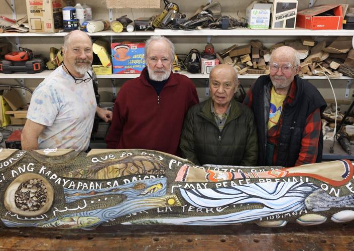 Artistas de Yakima se unen para crear un Poste de la Paz en el Mercado ...