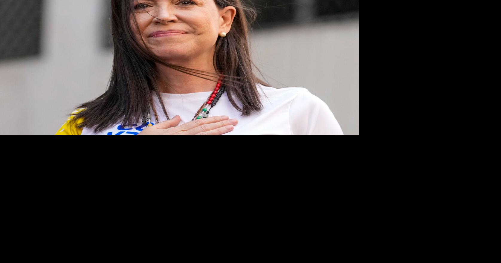 Opositora venezolana María Corina Machado le da la medalla de su Nobel ...