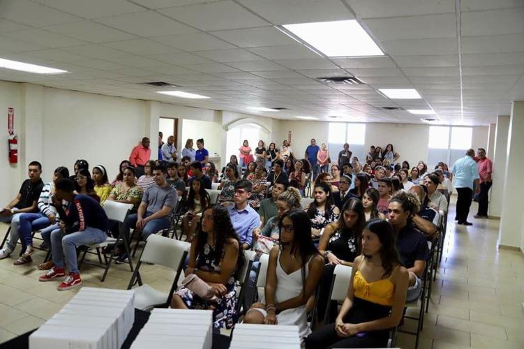Alcalde de Manatí entrega tabletas y becas estudiantiles | Regionales ...