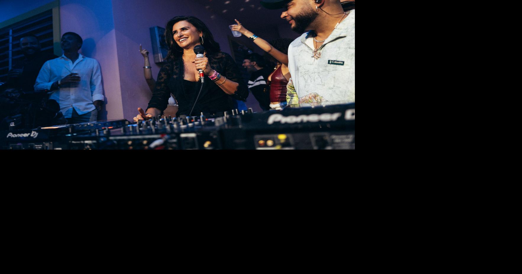 Así Penelope Cruz gritó el “Acho PR” desde el Choliseo | Benito en PR ...