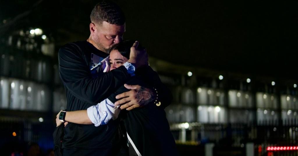 Bereliz, hermana de Keishla, y su padre se funden en un abrazo..jpg ...