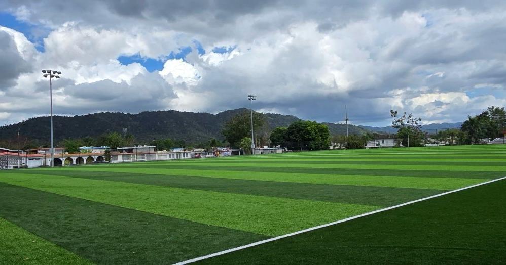 Instalan grama artificial en campo de fútbol del Bairoa FC | Deportes ...