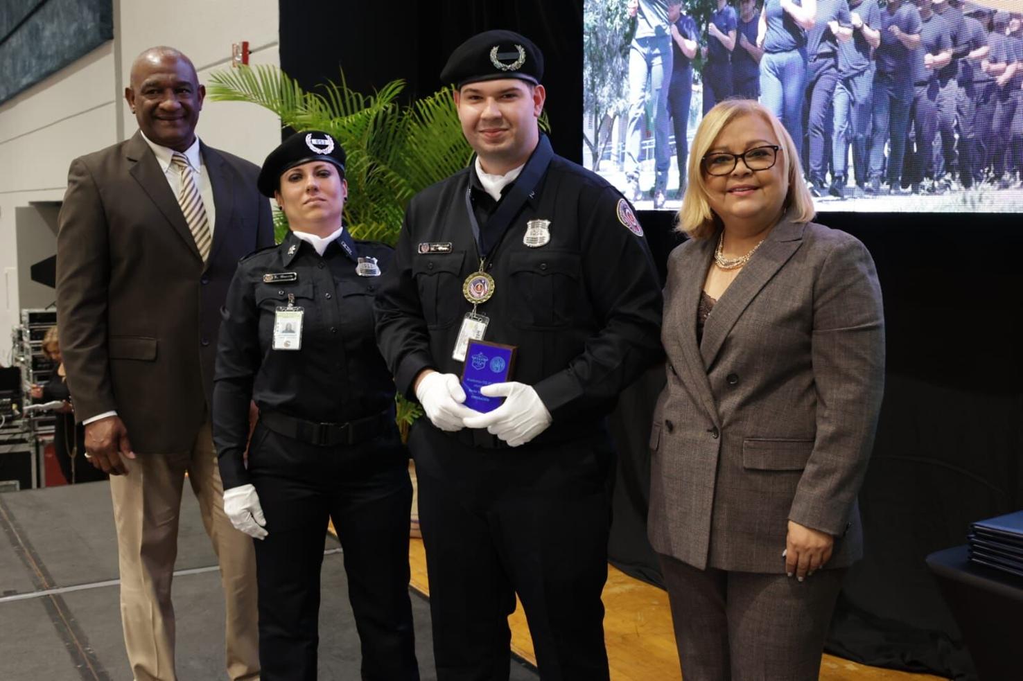 Corrección gradúa a 48 oficiales para centros juveniles | Agencias ...